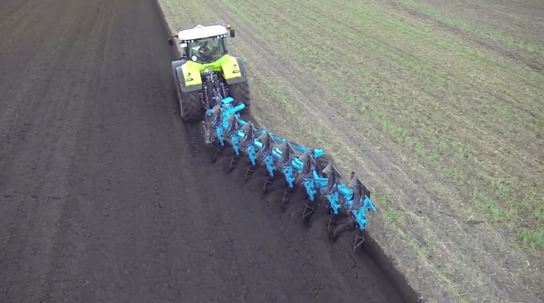 Claas Axion 920 Tractor with Rabe Kormoran plow