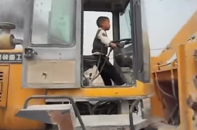 5 Year Old Chinese Kid Operates A Wheelloader Like A Boss!