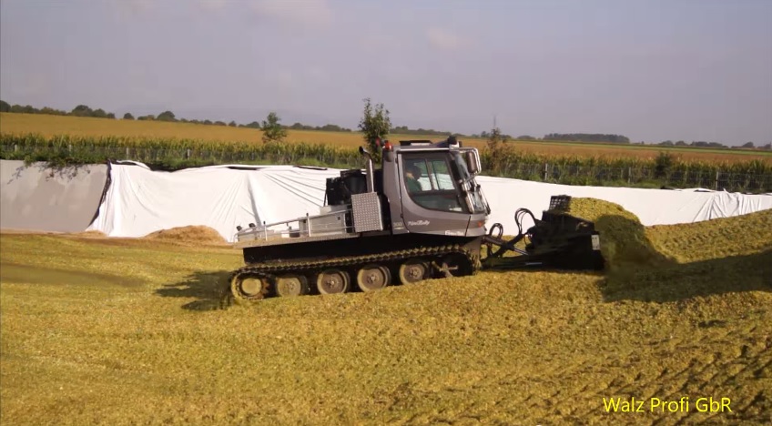 A Pisten Bully from Walz Profi GbR on the silage pit. PistenBully Polar 300