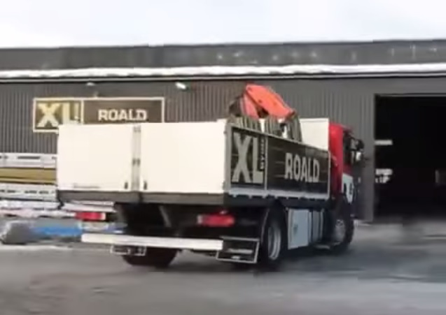 Scania Drift Truck Drifting Into Garage