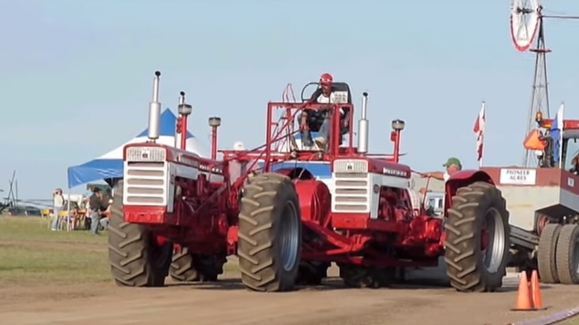 3 International 660 tractors made into one
