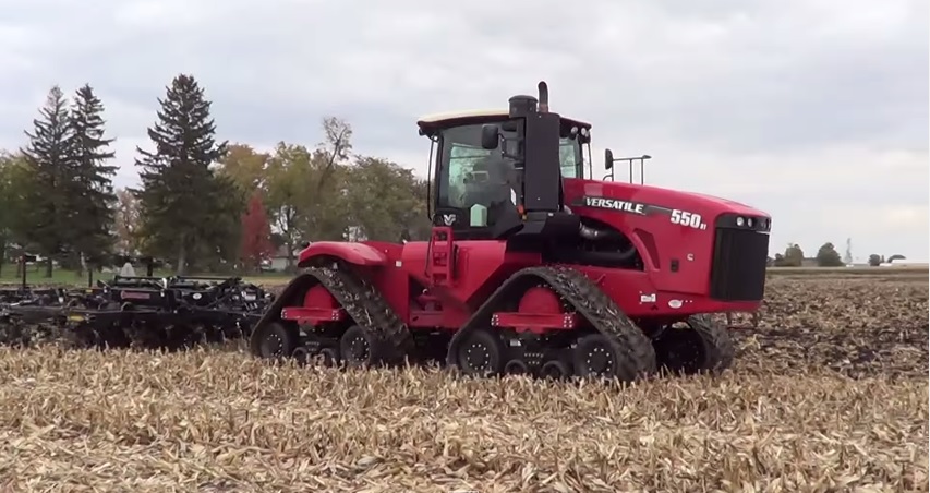 Versatile 550 Delta Track pulling an M&W Earth Master near Standard ...