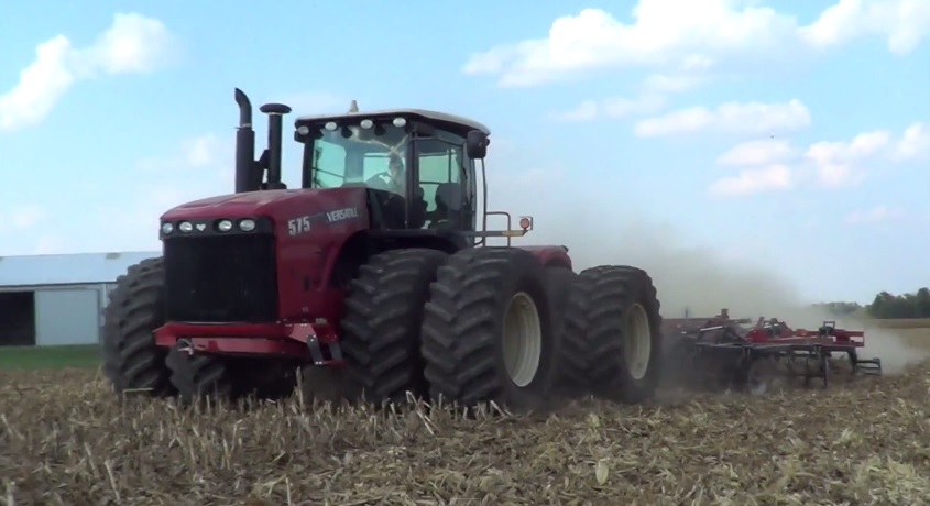 Fall Tillage 2014 with a Versatile 575 Tractor pulling a Case IH 870 ...