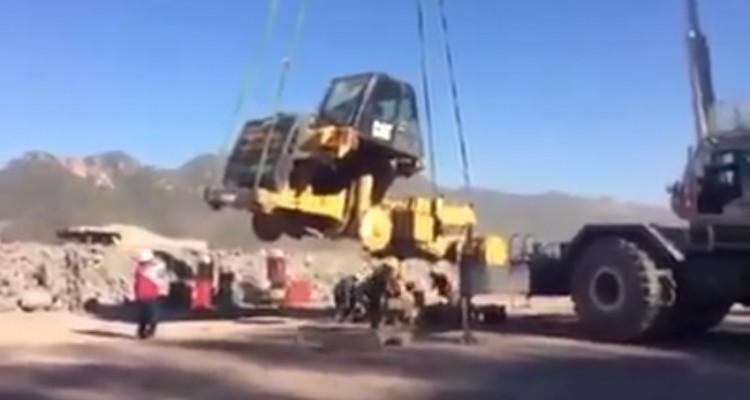 Crane Fails To Lift A Excavator You don't expect this.