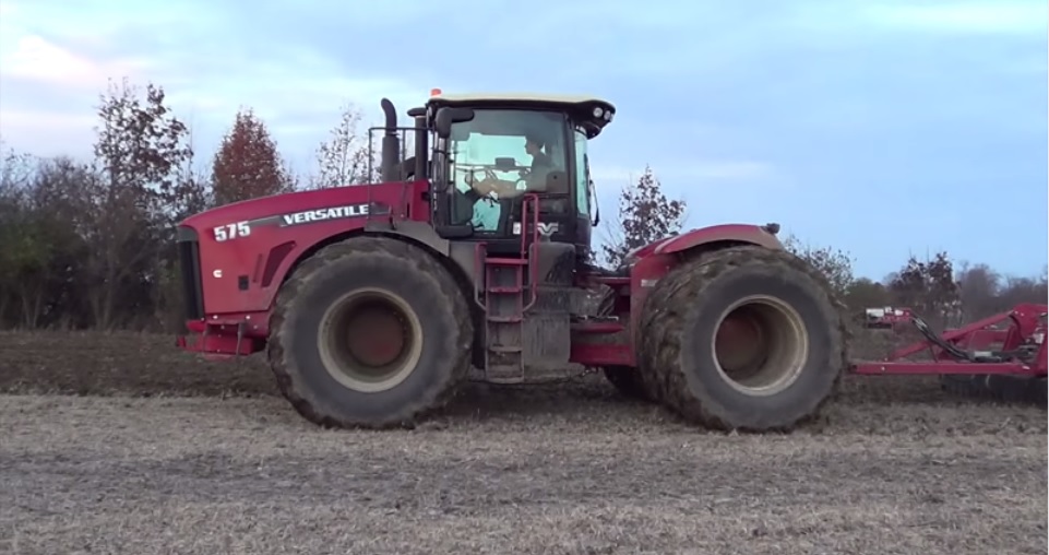 Versatile 575 Tractor pulling a Krause Dominator near Wakarusa Indiana ...