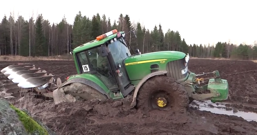 John Deere stuck in mud Fendt was pulling his out