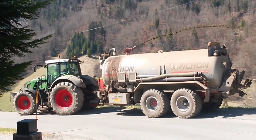 Fendt Vario 828 with a slurry machine gun.