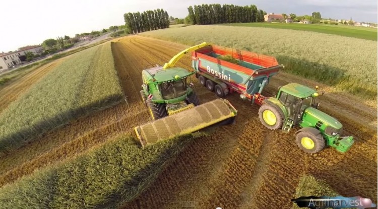 NEW JOHN DEERE 8600i at work with Zurn Profi Cut | Silage 2015