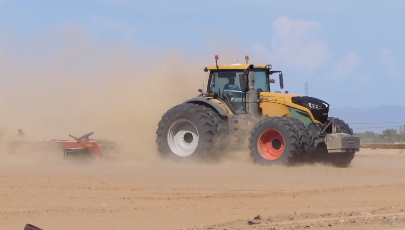 Fendt Vario 1050 with Case IH RMX 790 working at the Dust Factory.