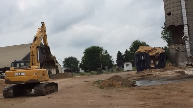 How to take a silo Down Silo Demolition with JOHN DEERE 200C LC ...