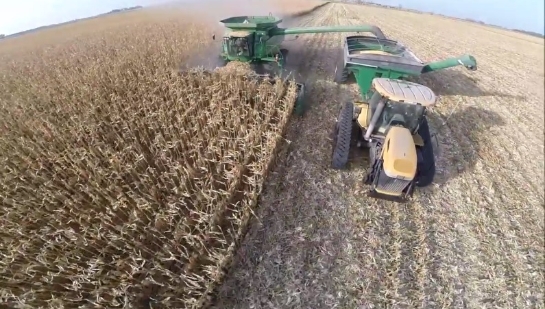 Zach Johnson's 2015 Corn Harvest video in WCMN. 9870 with 12 Row ...
