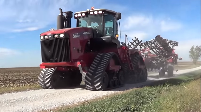 Versatile Delta Track 550 pulling a Case IH Disk Riper in Illinois ...