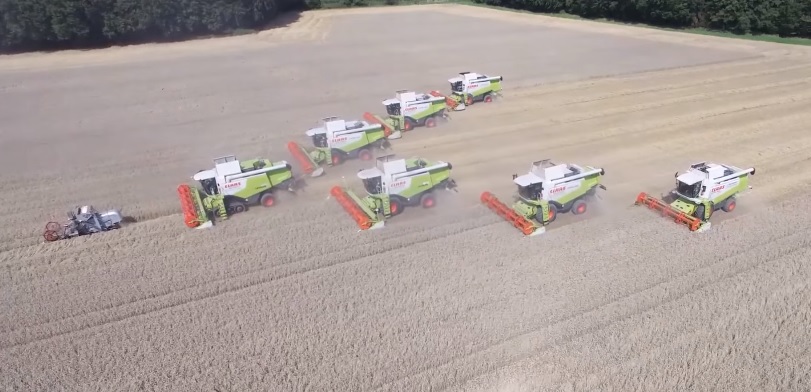 Our harvester fleet in the video! In front the senior on a CLAAS ...