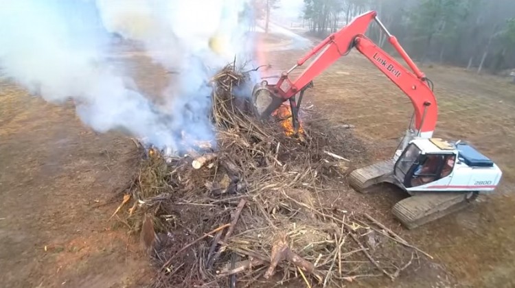 Linkbelt 2800 Excavator. Burning a brush pile at the farm on this cold ...