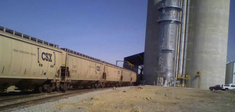 Loading a 90 Car Unit Train with corn at Marysville Ag Campus ...