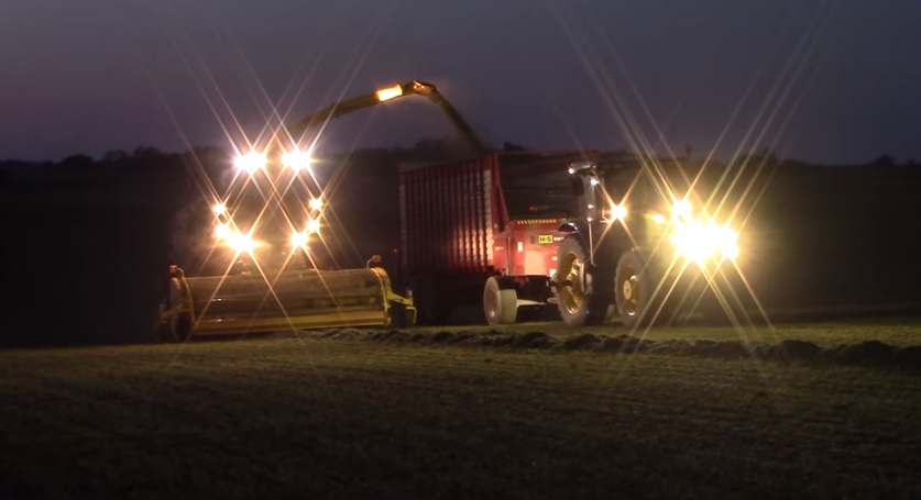 John Deere 8600 Self Propelled Forage Harvester chopping the 2016 first cut of alfalfa ...