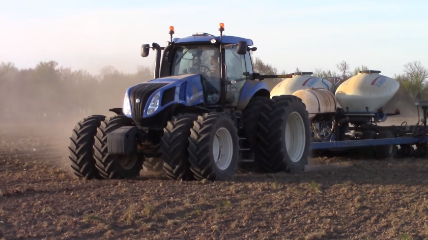 New Holland T8.390 Genesis Tractor planting 20 ich corn with a Kinze ...