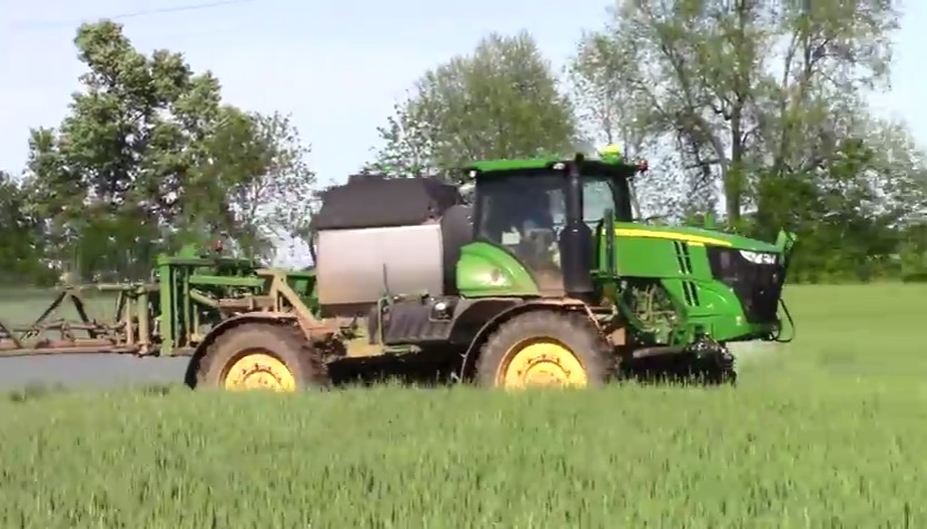 John Deere R4045 120ft Boom Sprayer In Action --bigtractorpower