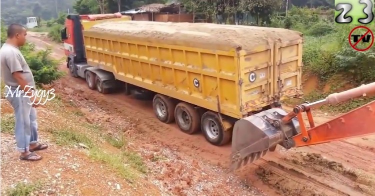 Doosan 225 LCV Excavator Pushing Volvo FH12 Tipper Truck