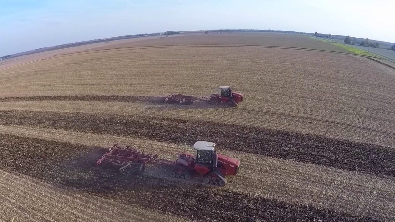 Fall Tillage in Illinois with Two Versatile Delta Track 550 tractors ...