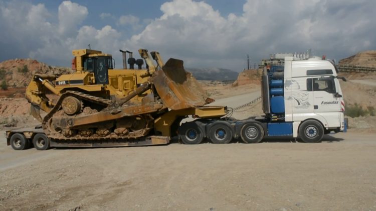 Transporting The Huge Cat D11R Dozer - Heavy Transports -- Mega ...