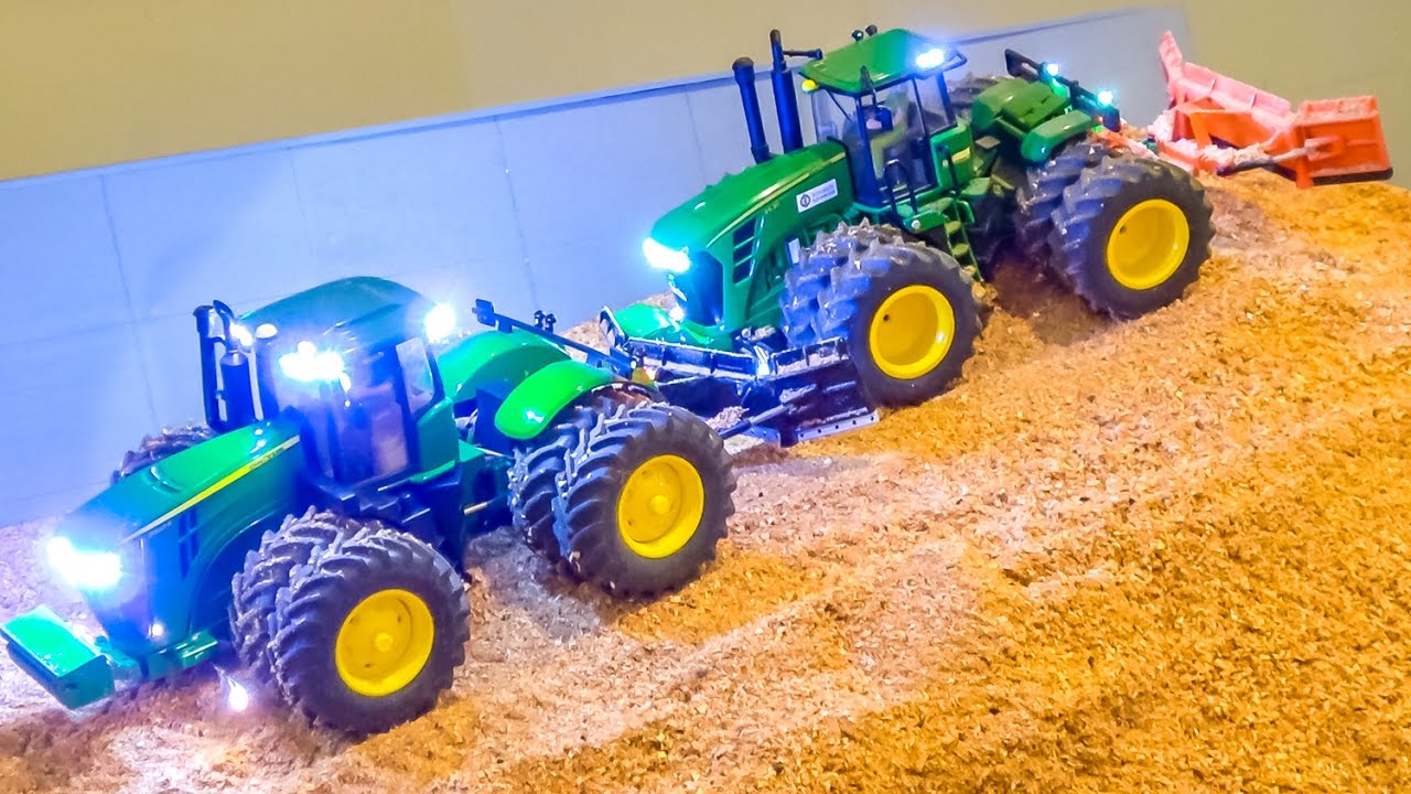 RC tractors working hard! JOHN DEERE and more in ACTION!