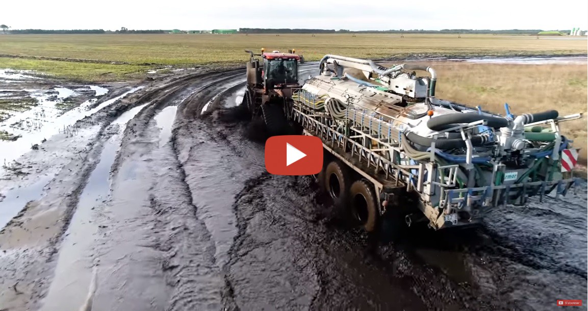 Case ih quadtrac 620 manure spreading in France in the mud
