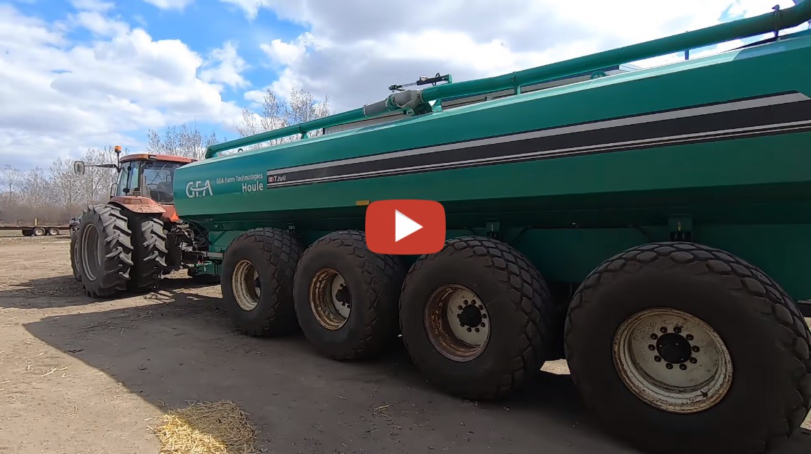 Ready for Discing and bringing Liquid Manure out. Loading solid manure ...