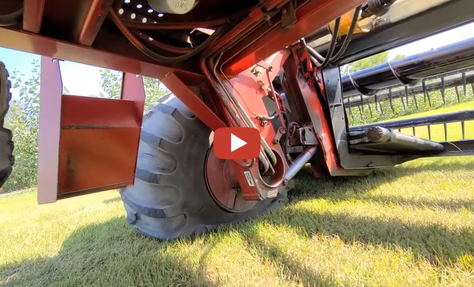 Barley harvest with the Case 1682 and the 860!! A very hot day.......
