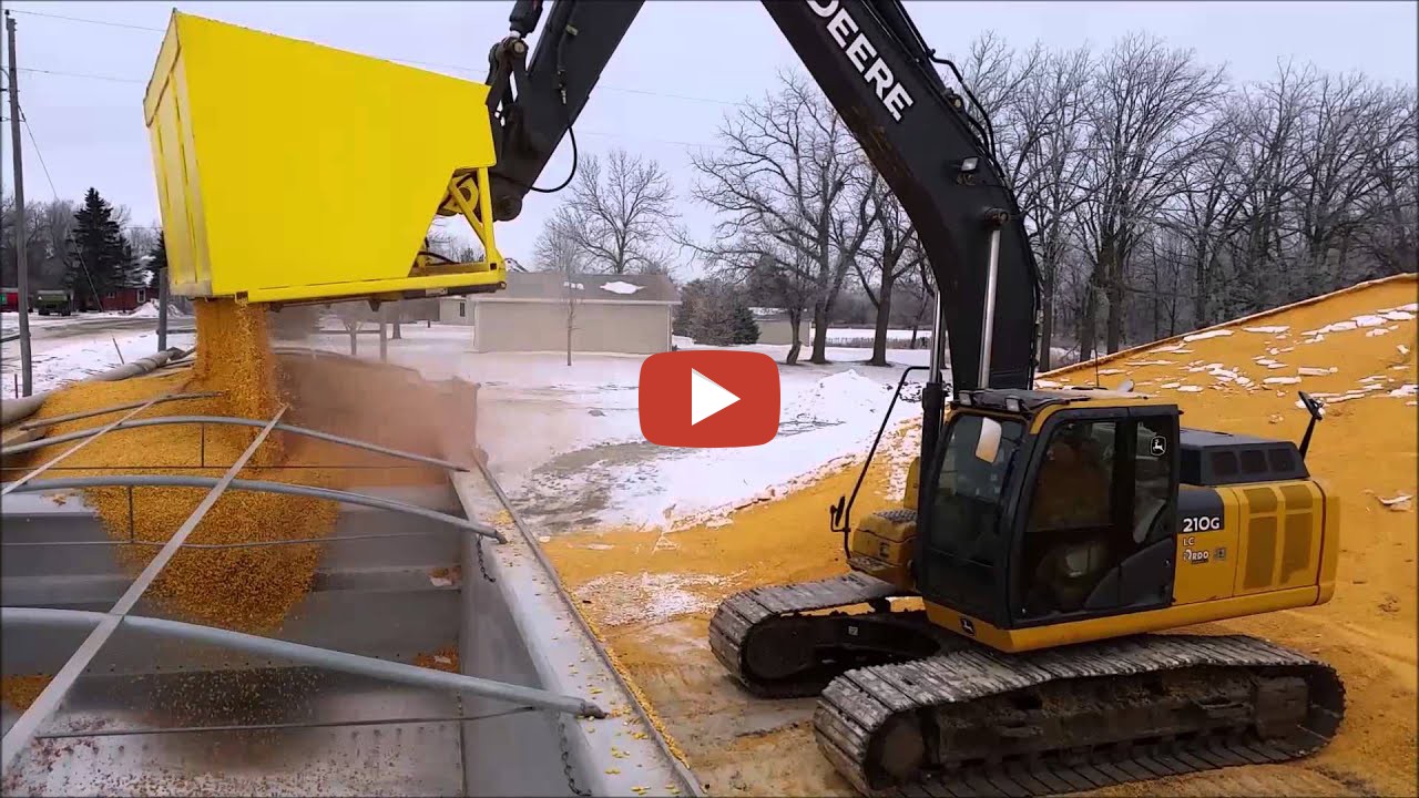 Corn Speed Loading - Kendall . A John Deere excavateur