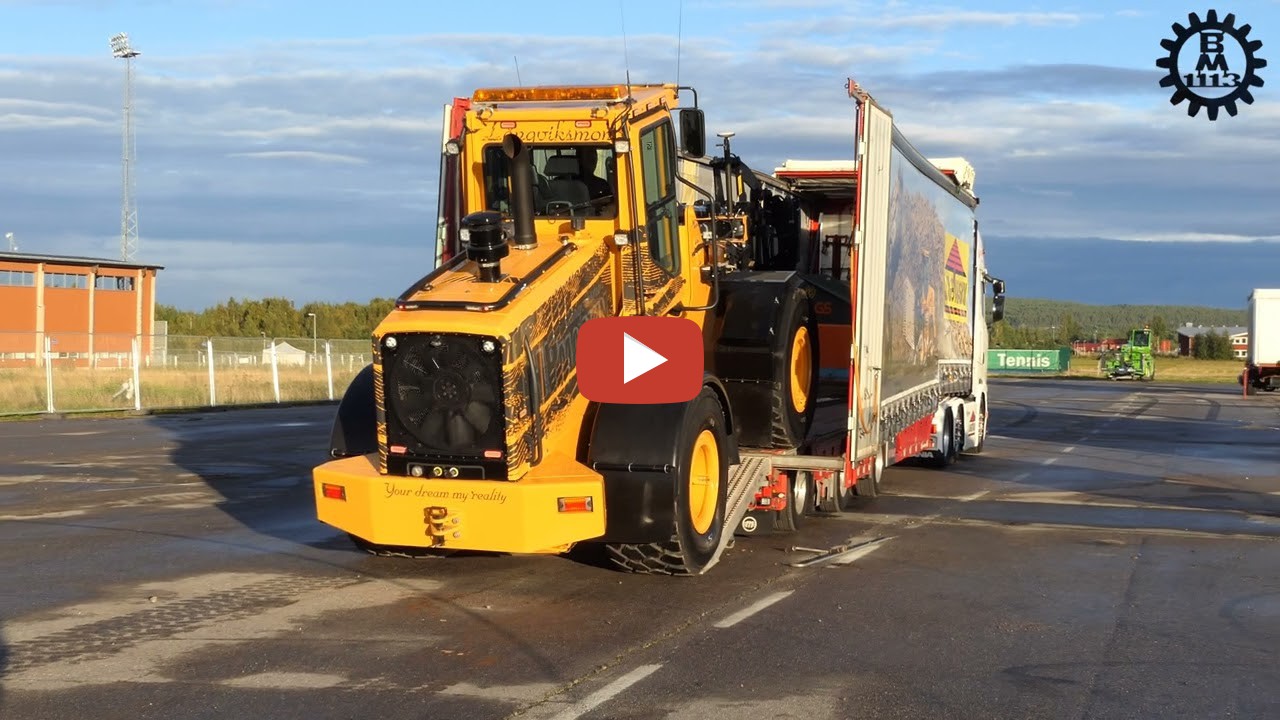 A Scania S 530 6x2/4 with Meusburger covered machine trailer Loading a ...
