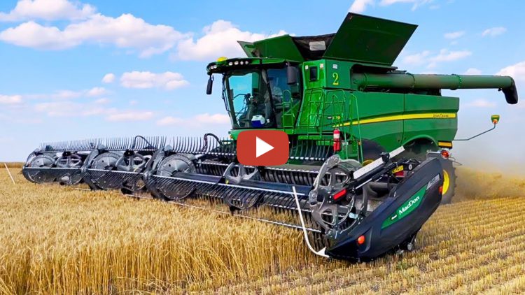 Harvesting Wheat In The Saskatchewan Heat with a John Deere harvester ...