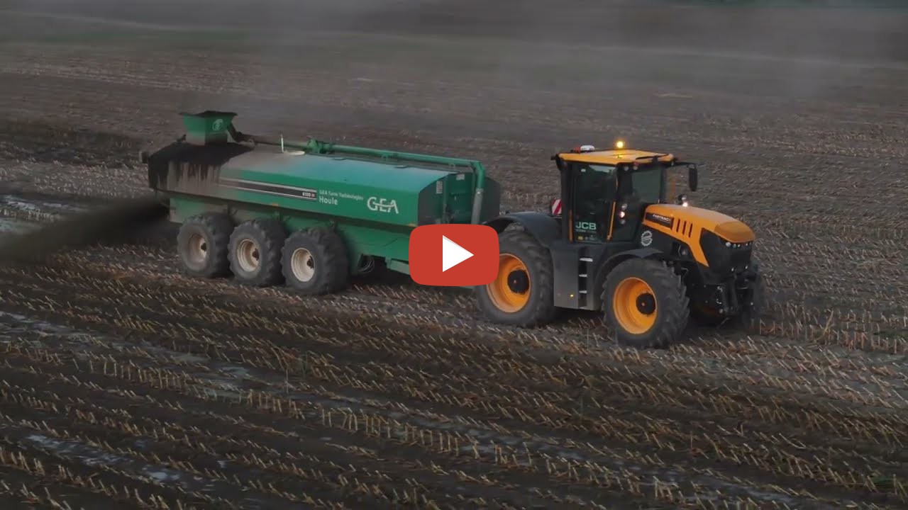 2 JCB FAST-TRACS laying down manure with GEA tanks. These two tractor’s ...