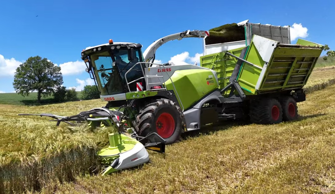 feruontour — Contractor Müller with his bunker chopper Claas Field ...