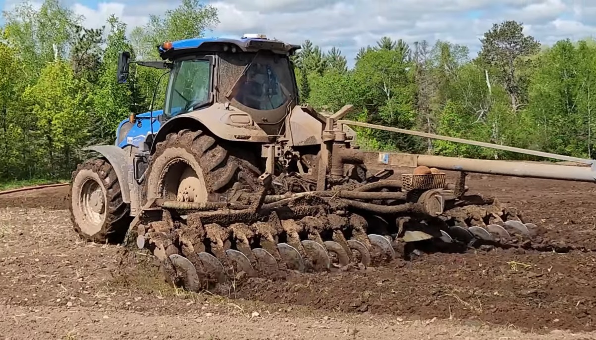 Trinity Dairy -- The Smell Of Money! Emptying The Manure Pit With ...