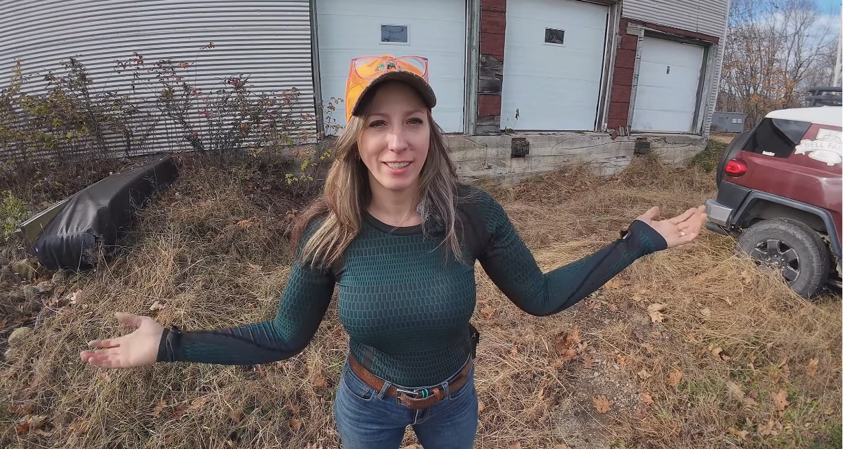 Bells Farming -- Just a little outside clean up! Join me on the last ...