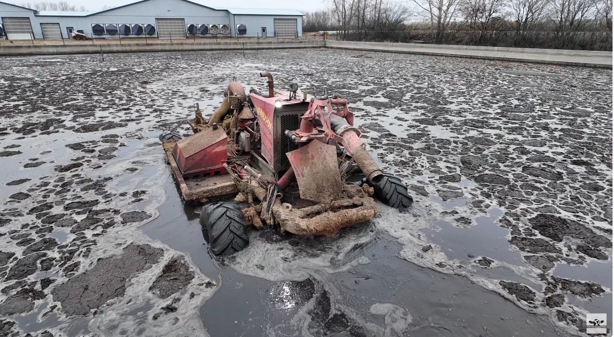 What is a Lagoon Crawler and why do we NEED IT! Spreading manure ...