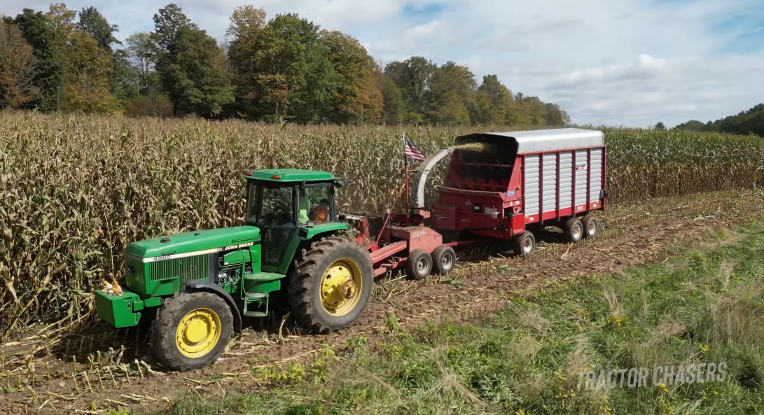 Tractor Chasers -- Watch this John Deere 4960 make fast work of chopping corn silage on this ...