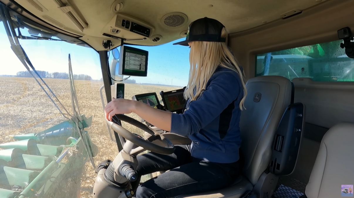 Angelica Larsson is harvesting corn. Angelica Larsson