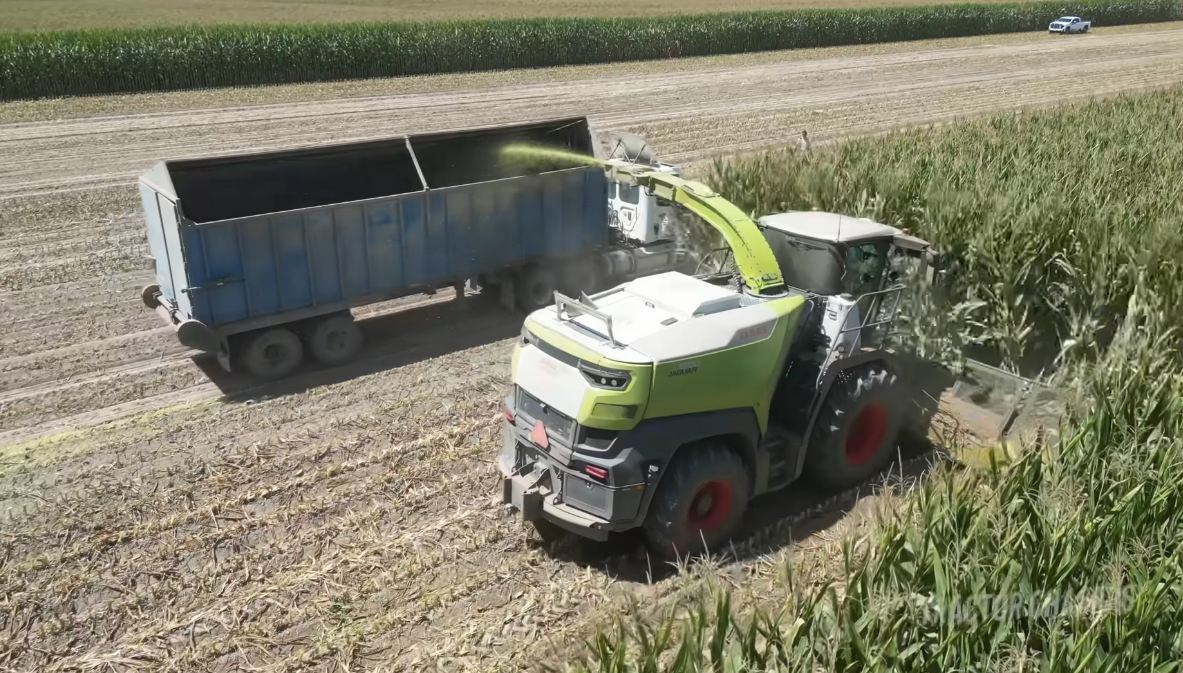 Watch this 1,110 horsepower Claas Jaguar 1200 forage harvester running ...
