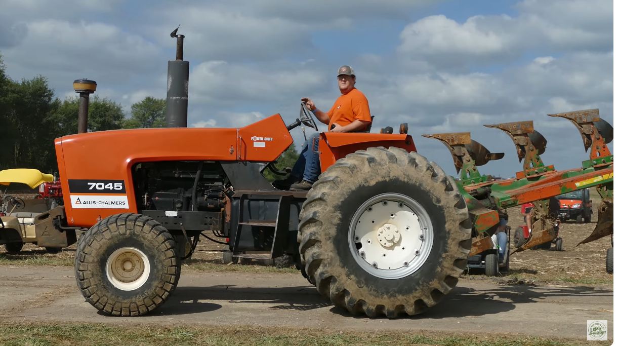 This video showcases the best of vintage Allis-Chalmers tractors in the field. JM-Machinery
