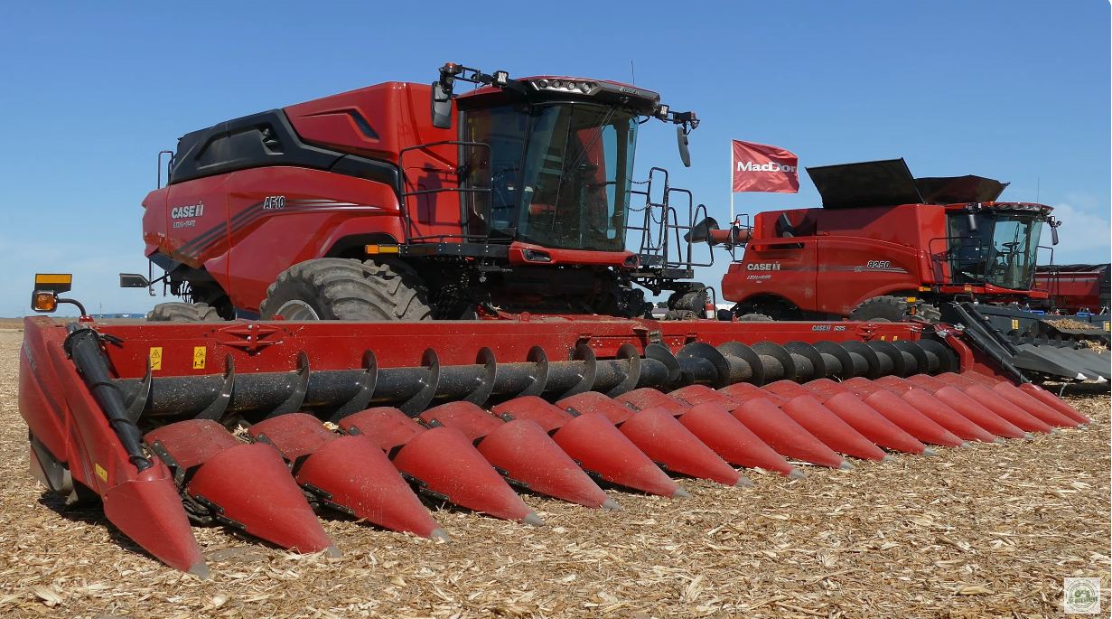 Here are some of mine best clips from the 2025 corn harvest with only Case IH machines. JM-Machinery