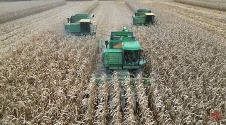 bigtractorpower -- See John Deere Titan combines harvesting corn on a ...