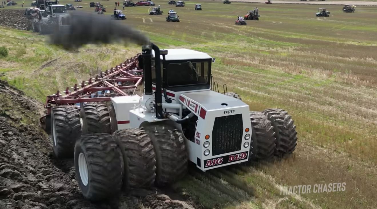Watch these 5 monster tractors plowing 100 acres at the Alvordton, Ohio ...